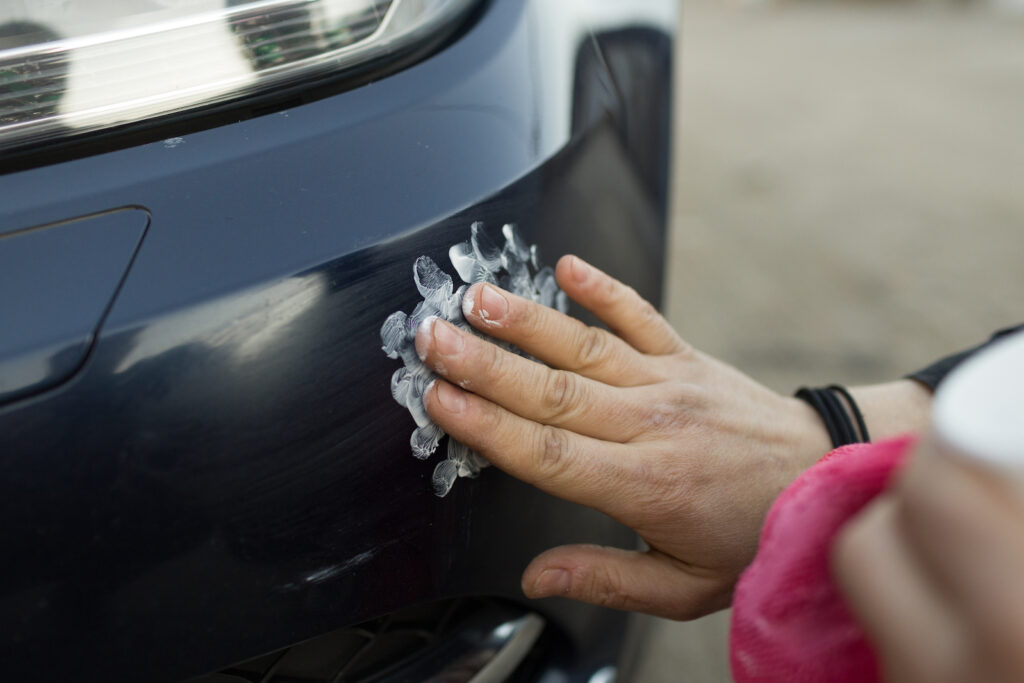 ¿Cómo quitar rayones del carro?
